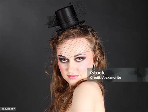 Potret Wanita Bertopi Dengan Kerudung Foto Stok Unduh Gambar Sekarang