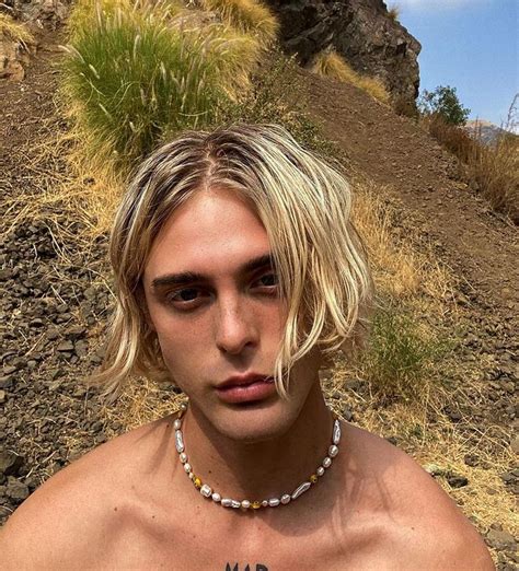 Pin By Christian Koch On Frisuren Men Blonde Hair Bleach Blonde Hair Surfer Hair