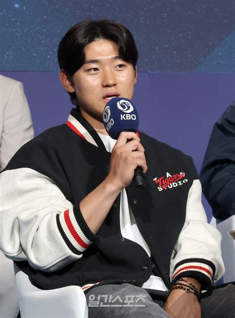 포토 개막 소감 얘기하는 김도영