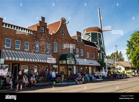 Crowds Gather To View The Lynden Farmers Day Parade Lynden Washington
