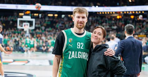 Už „Žalgirį Arenoje Sirgo Ir Garsusis žemaitis Keliautojas Paulius Samoška Atvyko Su Mylimąja