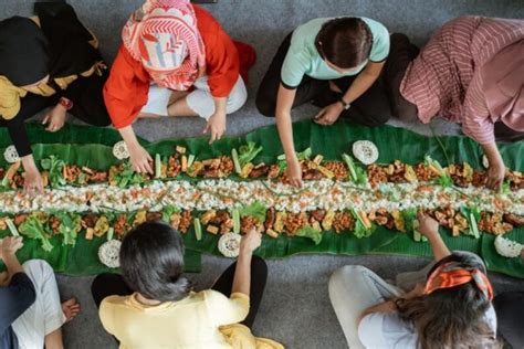Tips Menikmati Nasi Liwet Daun Pisang Dengan Lauk Lezatnya