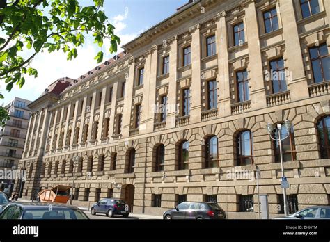 Blauer Himmel Anzeigen Renaissance Architektur Bank Palastgebäude
