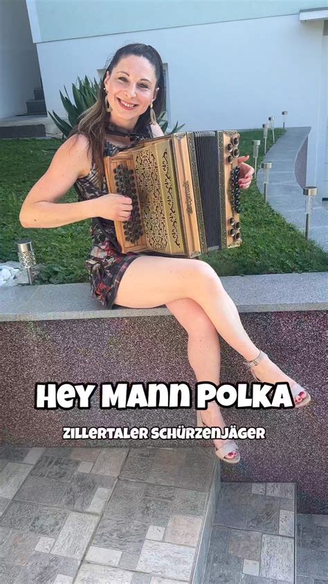 Claudia Hinker Spielt Auf Der Streif Auf Ihrer Steirischen Harmonika