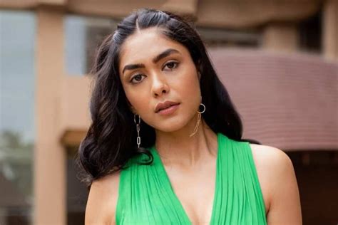 மாதவிடாய் நேரத்திலும் அவ்வளவு கொடூரம் கண்ணீர் விட்ட மிருணாள் தாகூர்