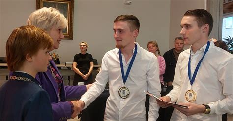 Vijf Jonge Helden Krijgen Een Jongerenlintje