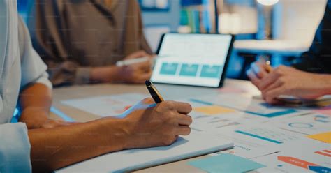 클로즈업 아시아 비즈니스 사람들 회의 계획 분석 통계 브레인스토밍 및 팀 홀드 태블릿 포인팅 그래프 차트 및 직원의 헤더가 메모합니다 재무 전략 통계 성공 개념 사진