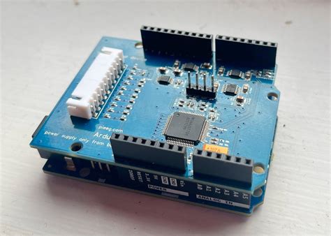 Ardeeg Shield работает с Arduino Uno R4 Wifi для измерения биосигналов