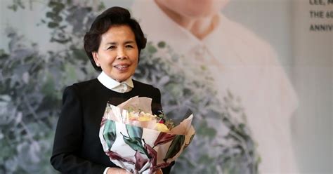 꽃다발 들고 미소 짓는 가수 이미자