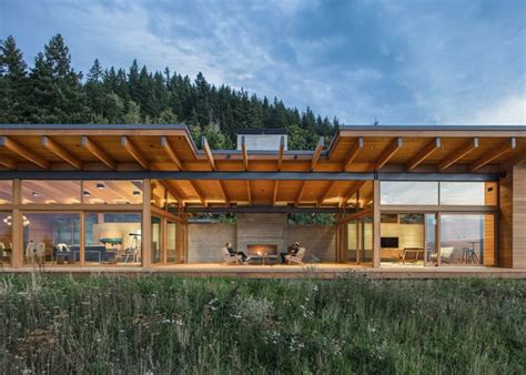 A Beautiful Oregon Home Offers Breathtaking Views Over Hood River