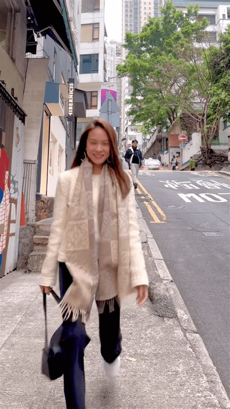 前最靚主播丘靜雯罕晒姊妹火辣照 胞妹擁天使面孔魔鬼身材掀騷動 星島日報