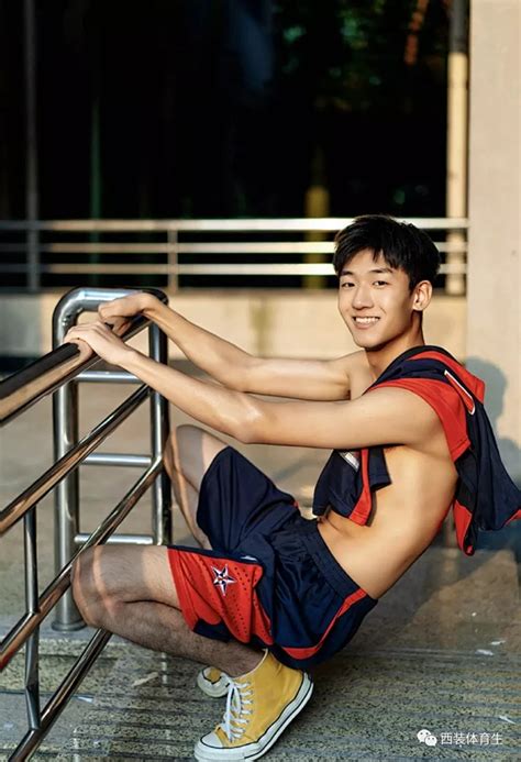 高中校草学弟，打完篮球满身汗拍摄的一组肌肉写真，火遍gay圈的高中体育生，太帅了！ 高中学弟 花瓣网