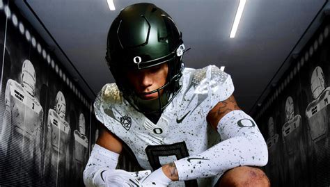 Look Oregon Ducks Unveil Uniform Combination For Colorado Game In