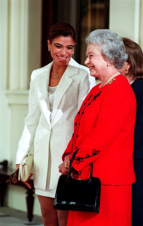 El Día Que Menem Conoció A La Reina Poco Protocolo Un Poncho De