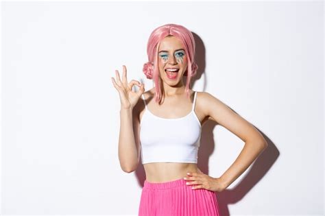 Schönes Freches Mädchen Im Halloween Kostüm Und In Der Rosa Perücke