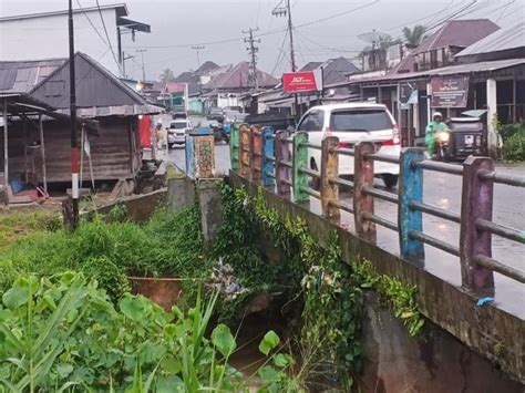 Tumpukan Sampah Di Bawah Jembatan Desa Sungai Gerong Dapat Cemari