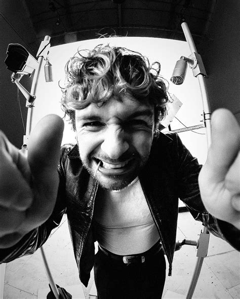 Tom Grennan Artiste Drink Radio