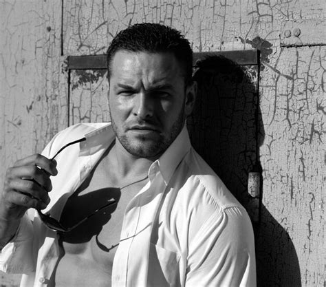 Hombre Serio Con Gafas De Sol Hombre Brutal Estilo Callejero Chico
