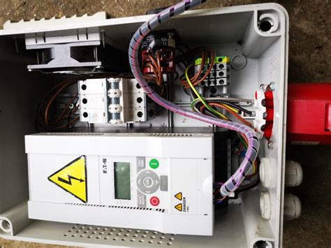 Upravljački Ormarić Za 4kw El Motor Trofazni Sa Regulacijom Broja Okr