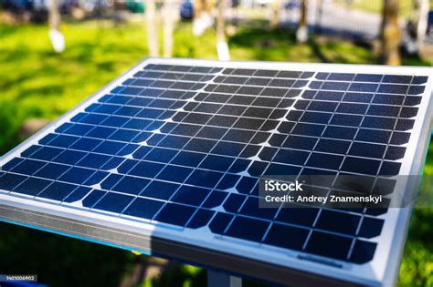 Panel Surya Kecil Dipasang Di Halaman Rumah Foto Stok Unduh Gambar Sekarang Bahan Bakar Dan