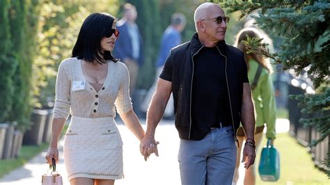 Jeff Bezos Lauren Sanchez Mail Out Invites For Marriage Ceremony