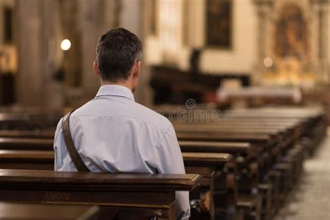 Hombre Que Se Sienta En La Iglesia Imagen De Archivo Imagen De