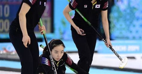 사진 컬링 김지선 진지하게