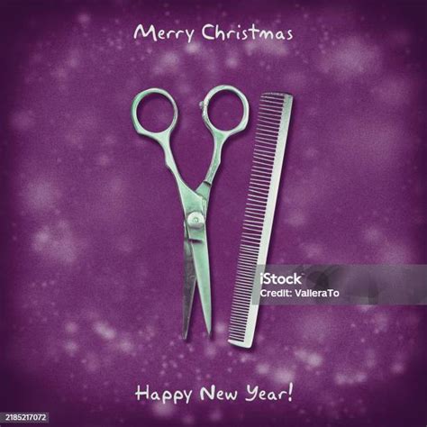 짙은 분홍색 배경에 미용 도구 새해 크리스마스 카드 새해와 크리스마스를 맞이하는 미용사 여러분 축하드립니다 0명에 대한 스톡 사진 및 기타 이미지 Istock