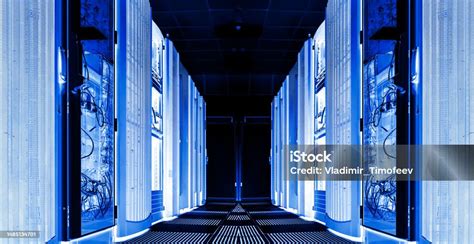 3d 렌더링은 슈퍼컴퓨터 행이 있는 데이터 센터의 대칭 공간 정보 및 컴퓨팅 기술 빅 데이터의 개념입니다 It 지원에 대한 스톡