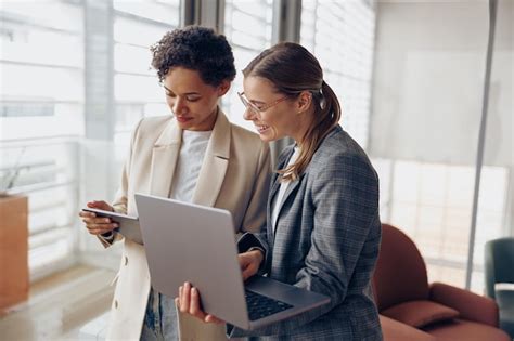 Premium Photo Group Of Female Managers Standing In Modern Office