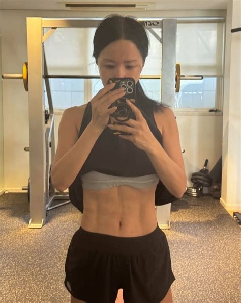 엄정화 선명한 복근