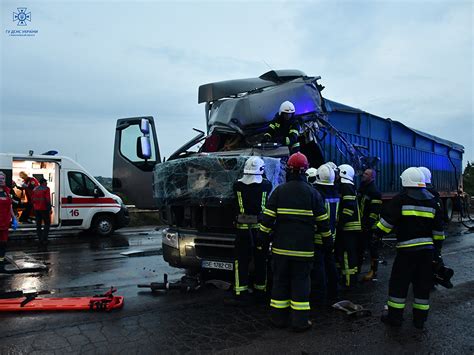 Біля Зайчевського ДТП за участю 2 вантажівок одного водія затисло в кабіні ФОТО ВІДЕО