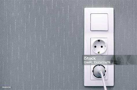 Saklar Lampu Soket Listrik Timbal Dan Colokkan Pada Dinding Abuabu Foto