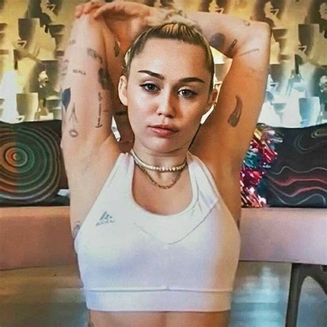 Pin Di 𝘝𝘢𝘭𝘦𝘳𝘪𝘦 Su Miley Cyrus Viaggi