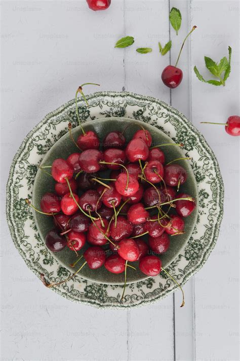 테이블 위에 체리로 채워진 그릇 사진 Unsplash의 여름 이미지
