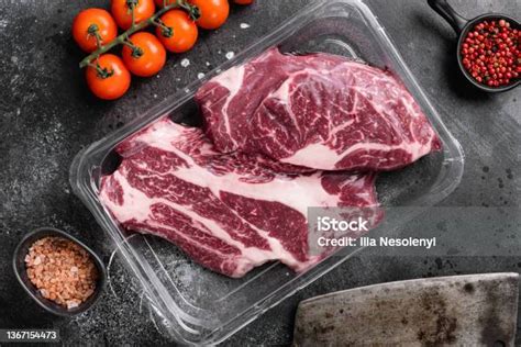 포장 트레이에 척 아이 롤 검은 어두운 돌 테이블 배경에 상단 보기 플랫 누워 검은색에 대한 스톡 사진 및 기타 이미지 검은색 검정색 배경 고기 Istock