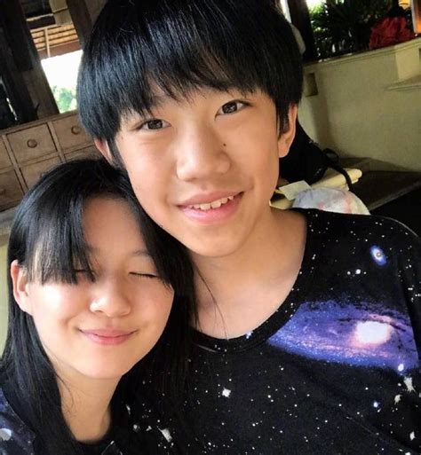 小彩旗曬與弟弟的合照,本人又黑又胖已長殘,弟弟卻撞臉易烊千璽 每日頭條 小彩旗曬與弟弟的合照,本人又黑又胖已長殘,弟弟卻撞臉易烊千璽 每日頭條