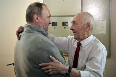 Retrouvailles Entre Vladimir Poutine Et Son Supérieur Au Kgb