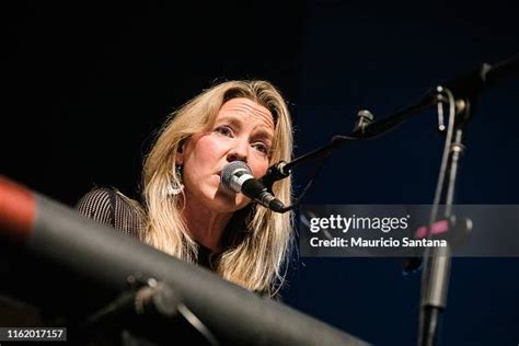 Emily Gervers Member Of The Band Rumours Of Fleetwood Mac Performs Foto Jornalística Getty