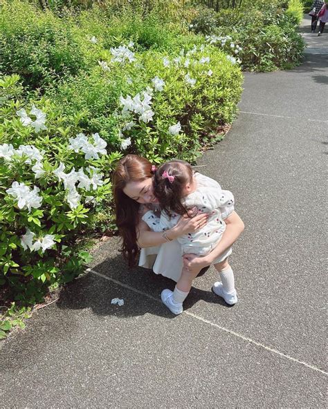 石田安奈さんのインスタグラム写真 石田安奈instagram「ぎゅ〜💕💕💕 お人形さんずっと持って歩いてるけどそんなのも女の子だなぁ。と感じる🥹💕 持って行かないと怒る笑 女の子