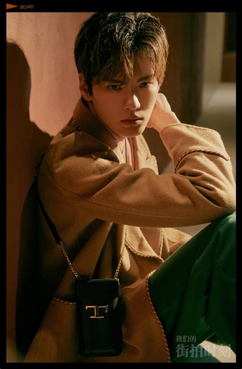 毕雯珺写真撞色混搭挑战文艺风 灯光氤氲眼神温柔深邃新浪图片