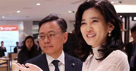 사진 매장 둘러보며 미소 짓는 이부진 사장