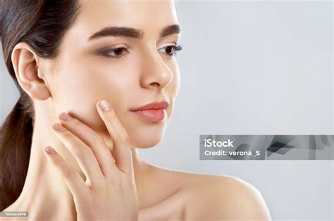 아름다움 얼굴입니다 자연 메이크업을 가진 아름 다운 여자는 자신의 얼굴을 터치 합니다 깨끗 하 고 신선한 피부를 가진 소녀 근접 촬영 미용 술 스킨케어 고해상도 미용사에