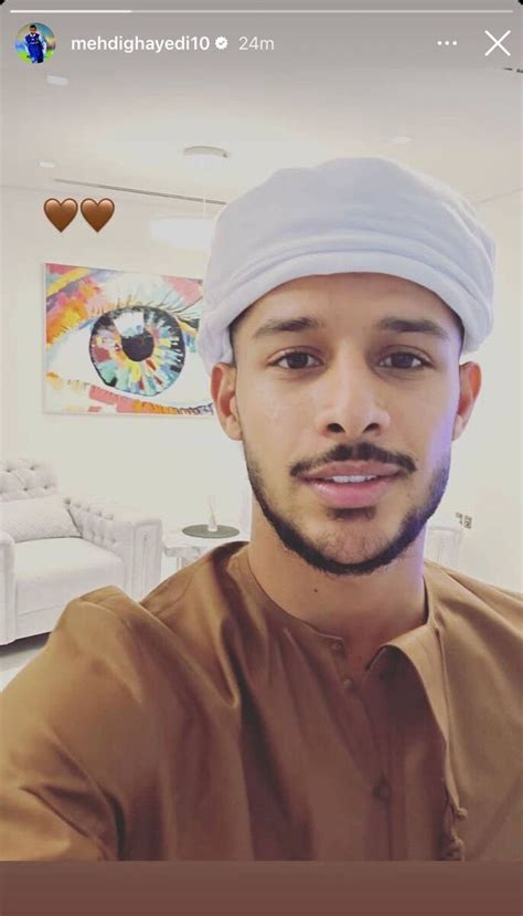 مهدی قایدی مهاجم تیم اتحاد کلبا با لباس عربی و عمامه یک استوری منتشر