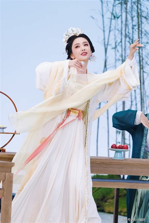 佟丽娅：轻纱漫舞，一场月下绝美邂逅