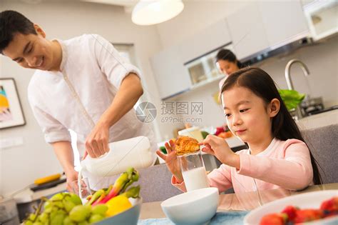 幸福家庭在吃早餐高清图片下载 正版图片507641208 摄图网