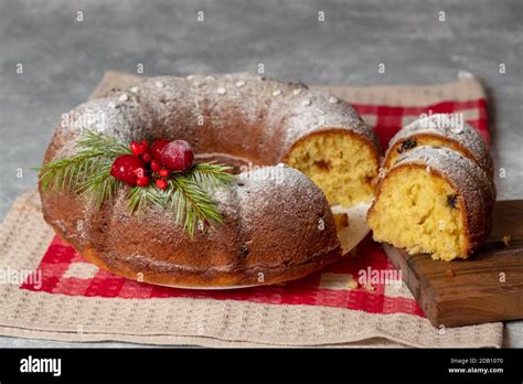 Gâteau De Noël Avec Un Trou Sur Une Nappe à Carreaux Rouges Morceaux