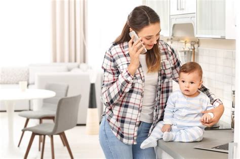 Mujer Joven Con Bebé Trabajando En La Oficina En Casa Foto Premium