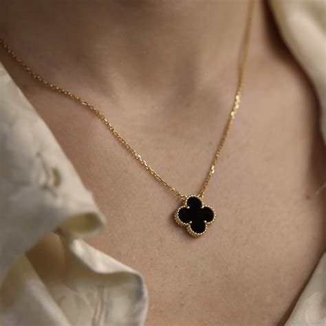 Collier Pendentif Van Cleef And Arpels Alhambra Vintage En Or Jaune 18