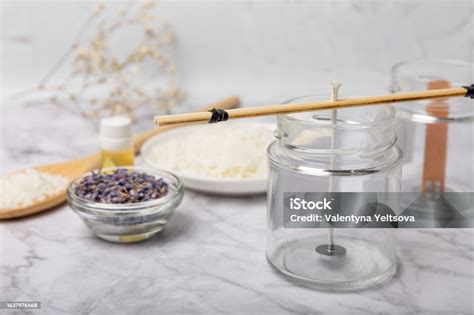 수제 양초 간장 촛불 만들기 세트입니다 콩 왁스 향수 및 에센셜 오일 심지 말린 라벤더 꽃 및 유리 캔들 홀더 Diy 텍스트에 대한 Hobbyplace 복사할 장소 Diy에